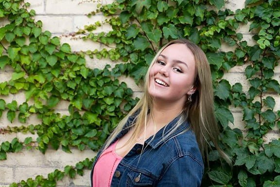 Stratford, ON's Hannah Thomas Says 'Christmas Don’t Be Late' with New ...